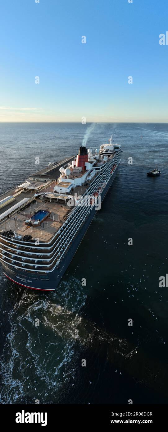 Melbourne, VIC, Australia - 10th Dec 2022 - Queen Elizabeth Cruise Ship ...