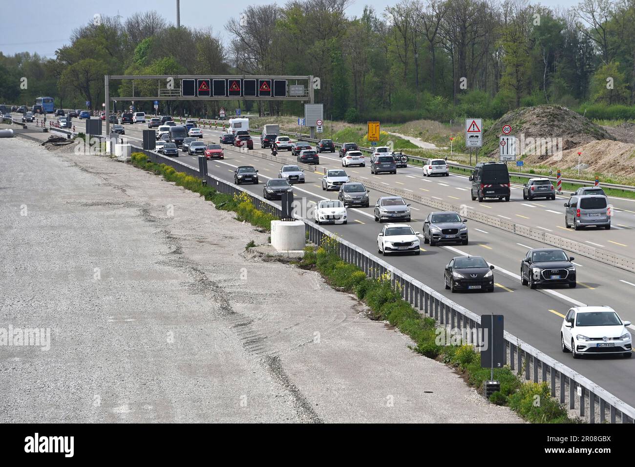 Extension of the A99 motorway near Aschheim in the district of Munich ...