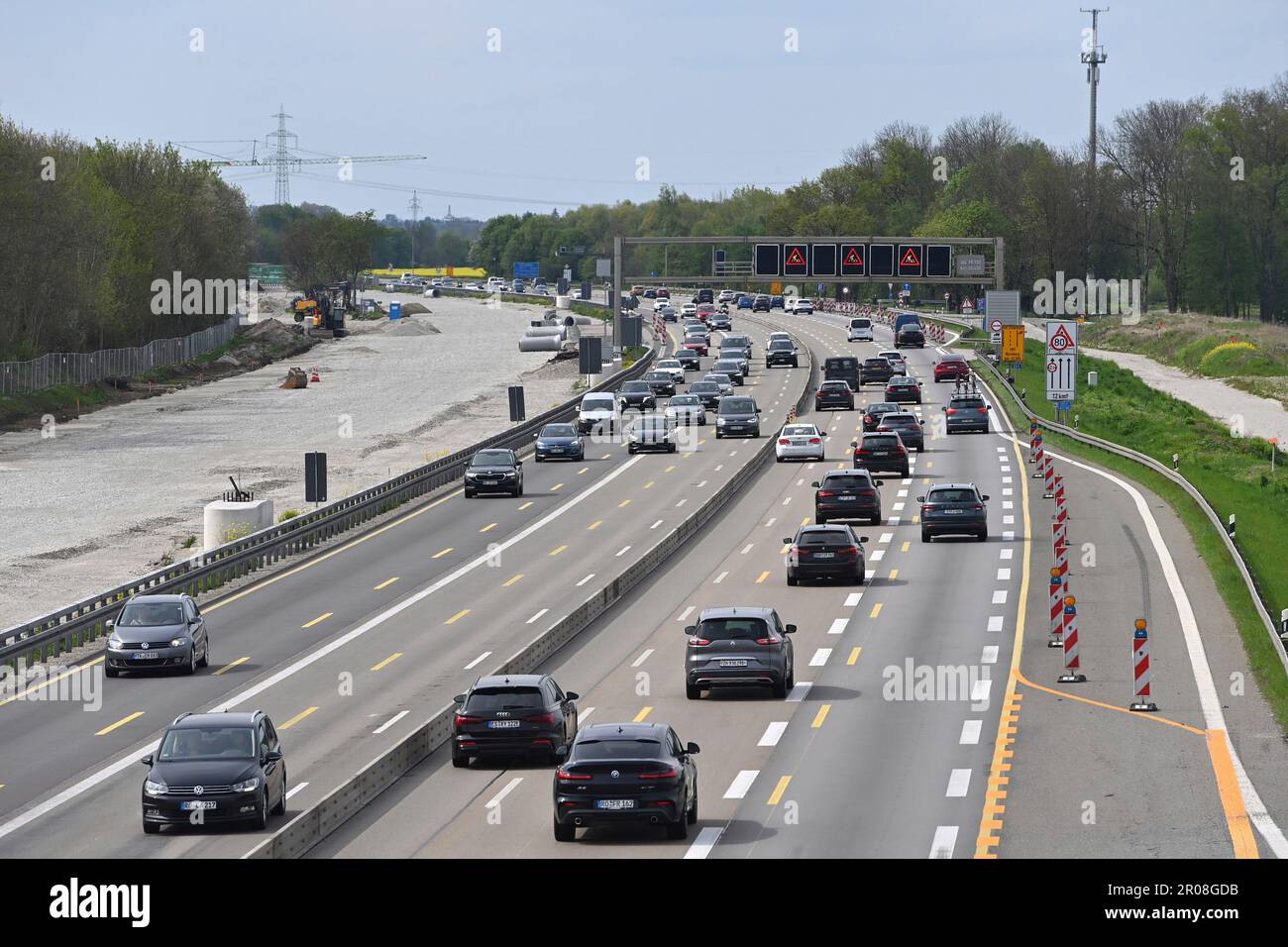 Extension of the A99 motorway near Aschheim in the district of Munich ...