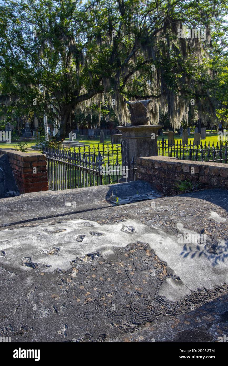 Historic Colonial Park Cemetery, Savannah, Georgia established in 1750 Stock Photo - Alamy