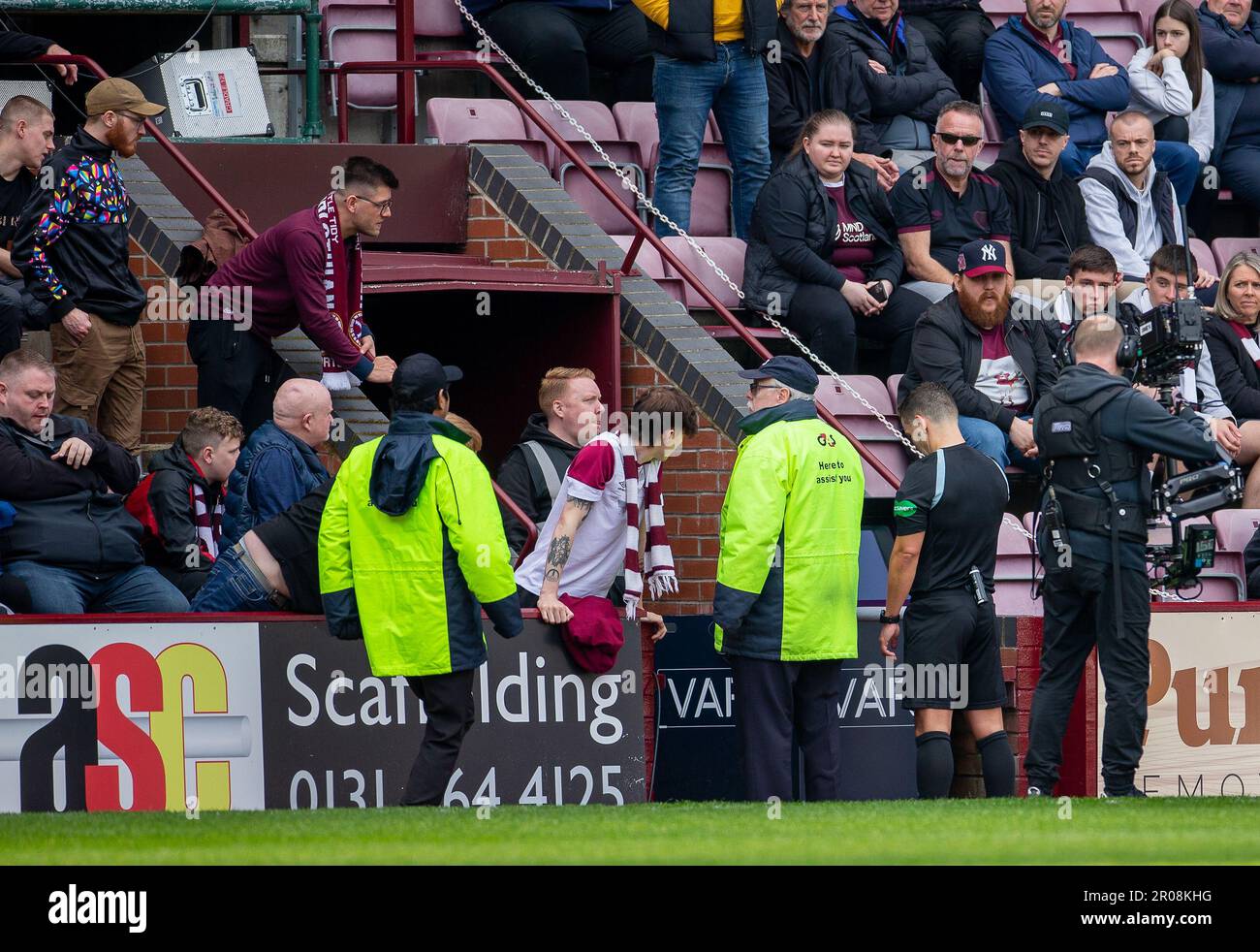 Nick walsh referee hi-res stock photography and images - Alamy