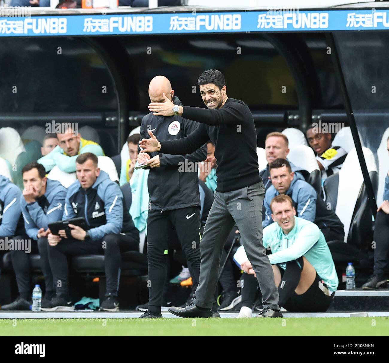 Football team technical area hi-res stock photography and images - Alamy