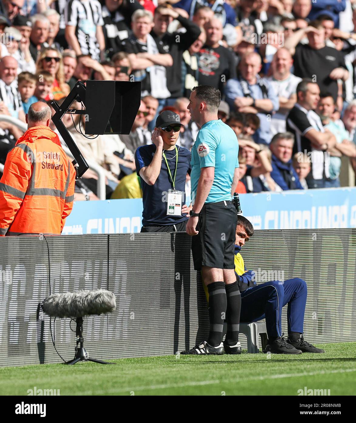 Chris kavanagh referee hi-res stock photography and images - Alamy