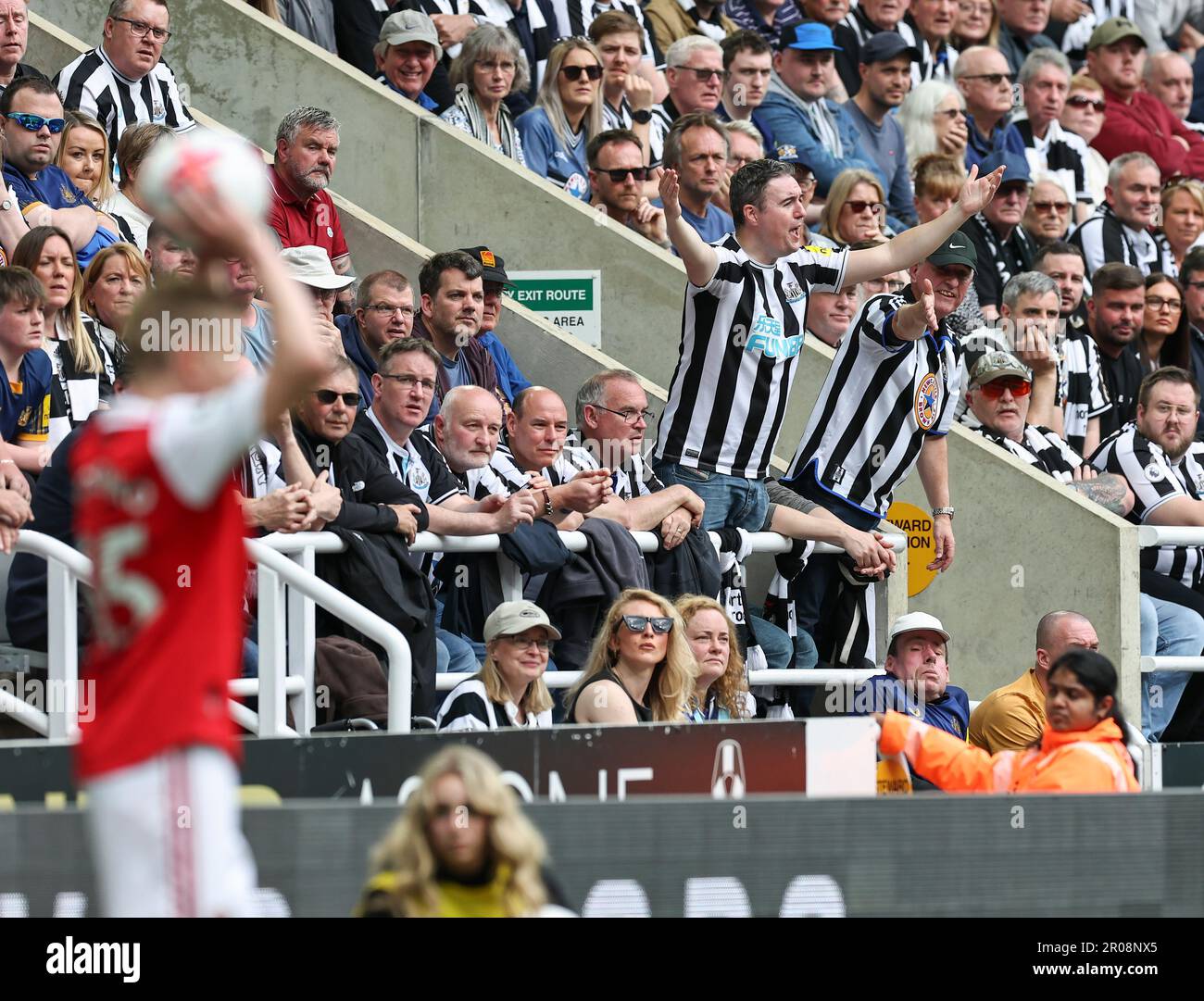 Time wasting football hi-res stock photography and images - Alamy