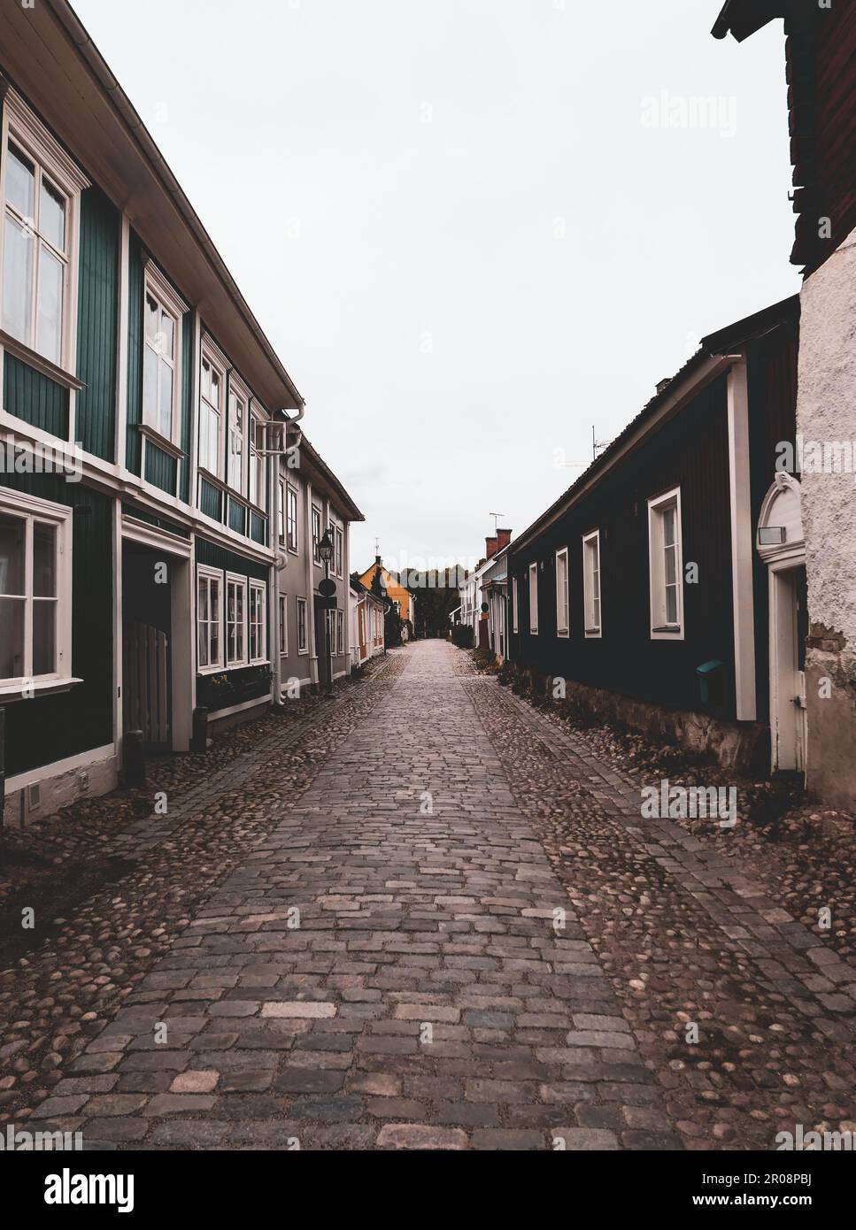 Empty street amidst buildings hi-res stock photography and images - Alamy