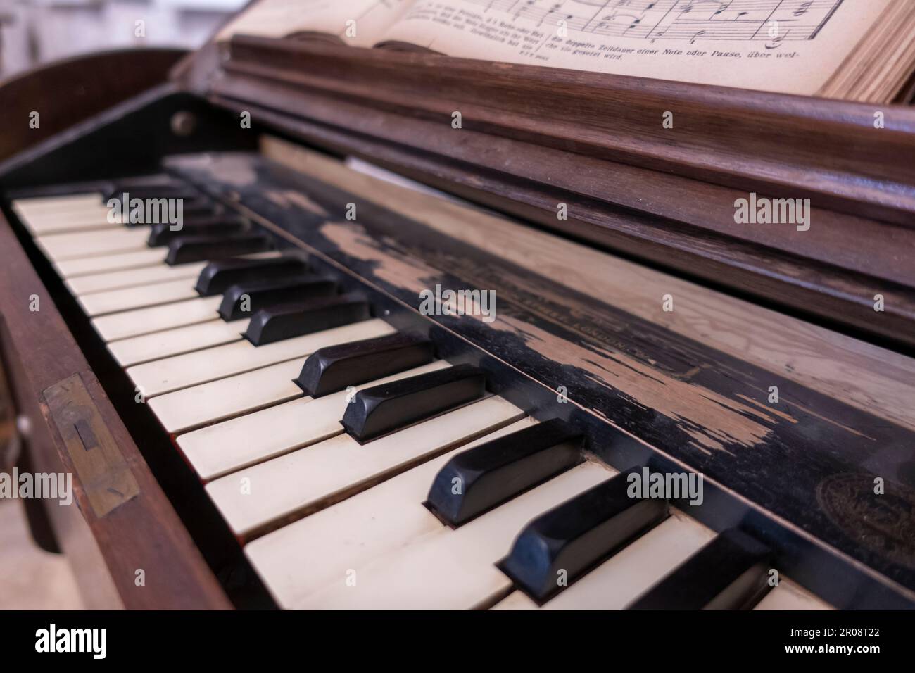 Vintage piano keys with written musical note manuscript Stock Photo - Alamy