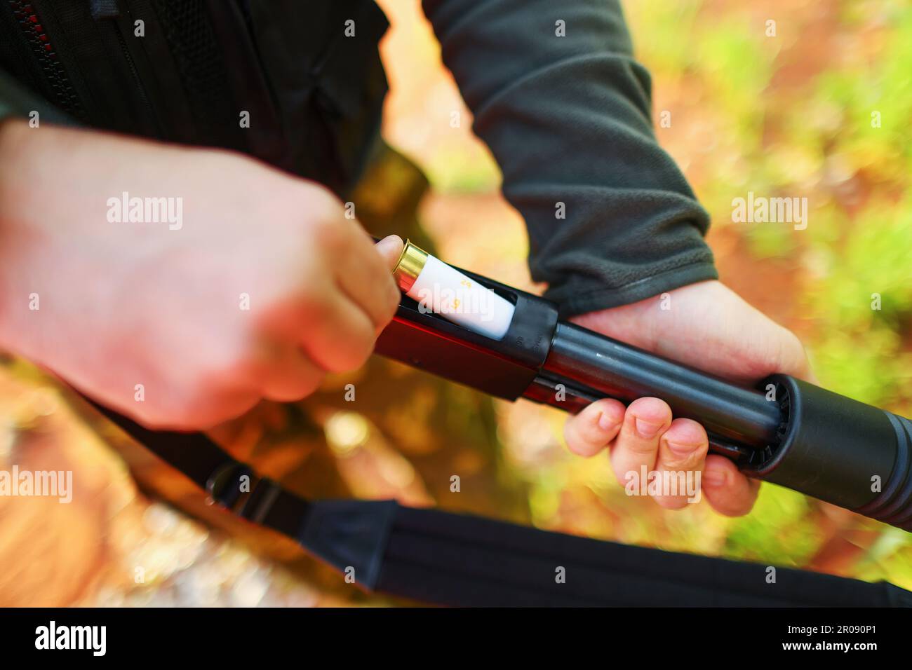 Close-up of a hunter loading his shotgun Stock Photo - Alamy