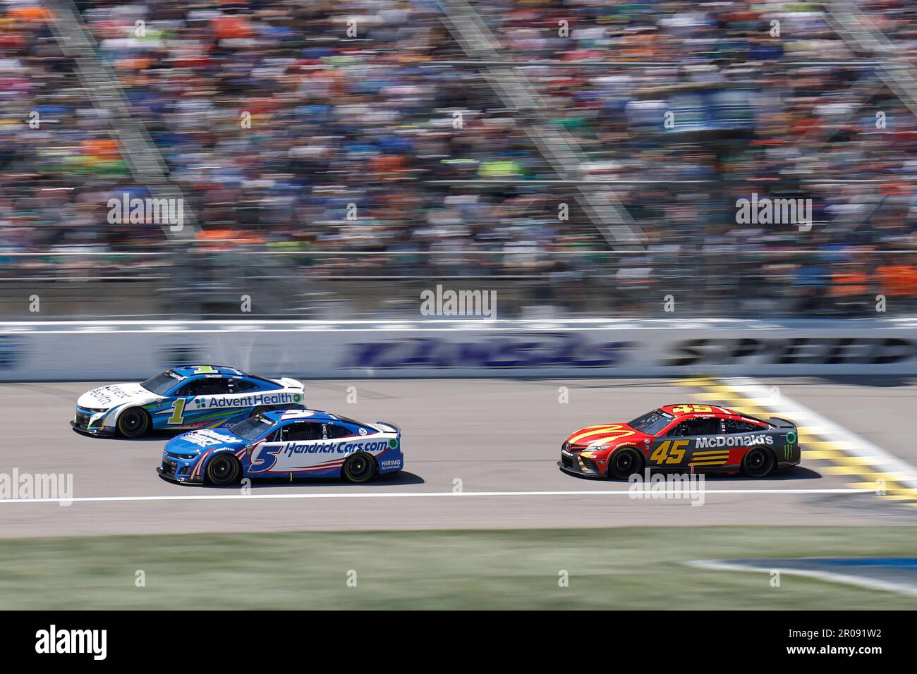 Ross Chastain (1) Kyle Larson (5) and Tyler Reddick (45) head down the ...