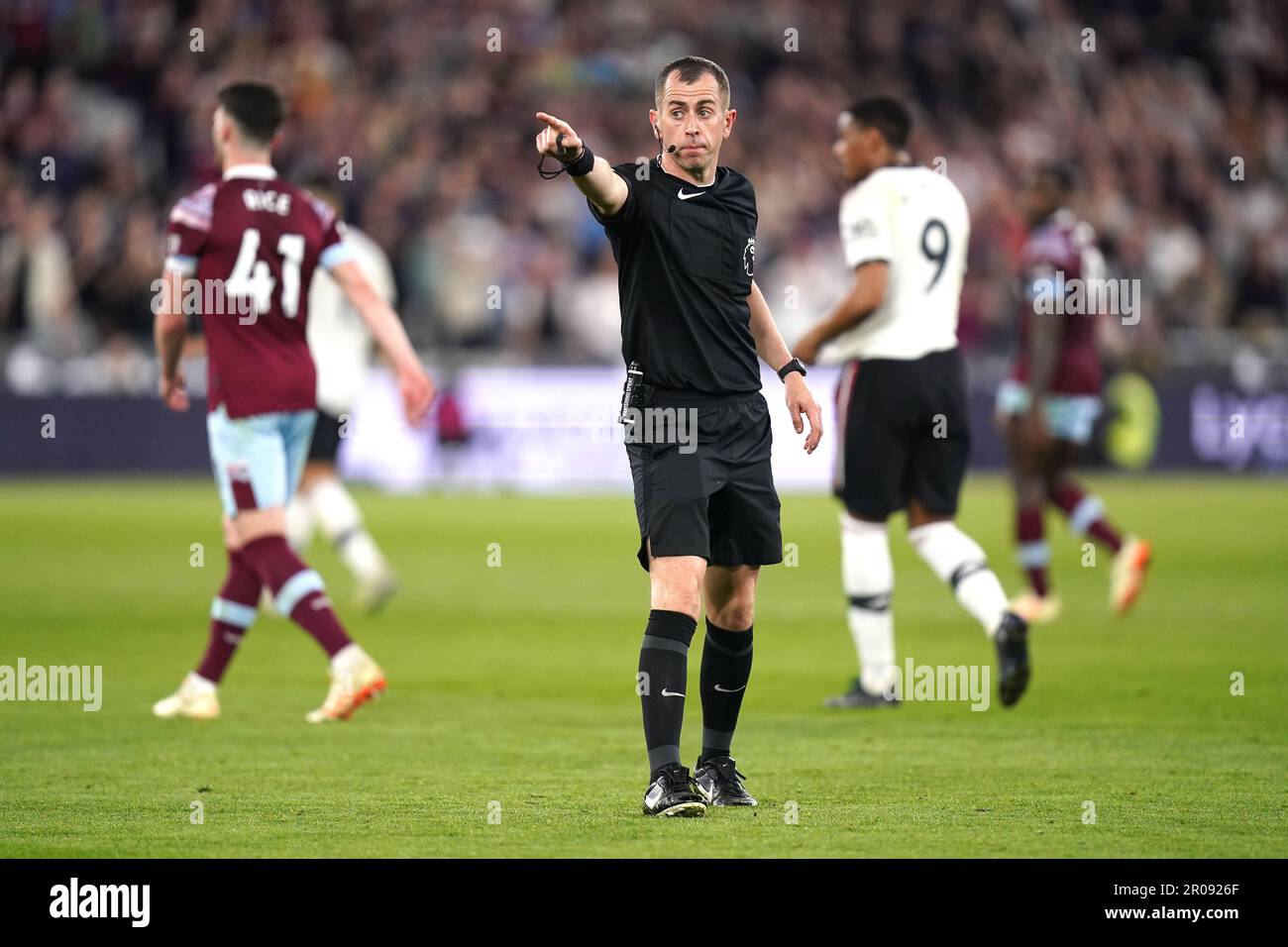 Premier league referee hi-res stock photography and images - Alamy
