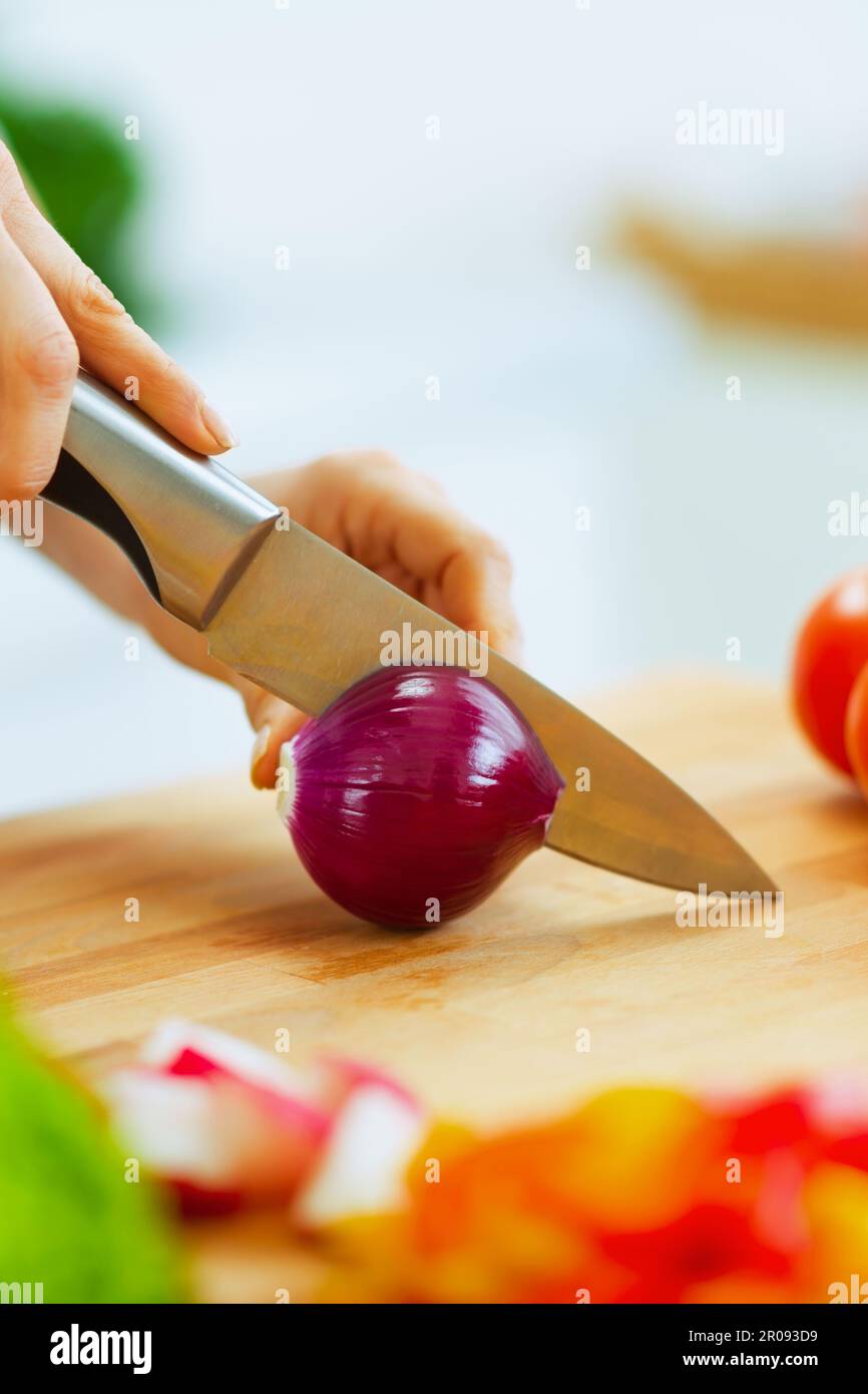 Cutting red onion hi-res stock photography and images - Alamy