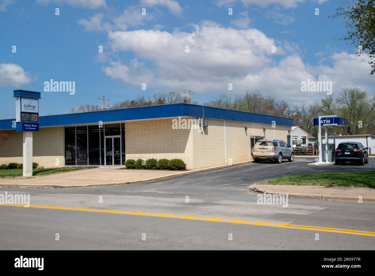 Bank exterior hi-res stock photography and images - Alamy