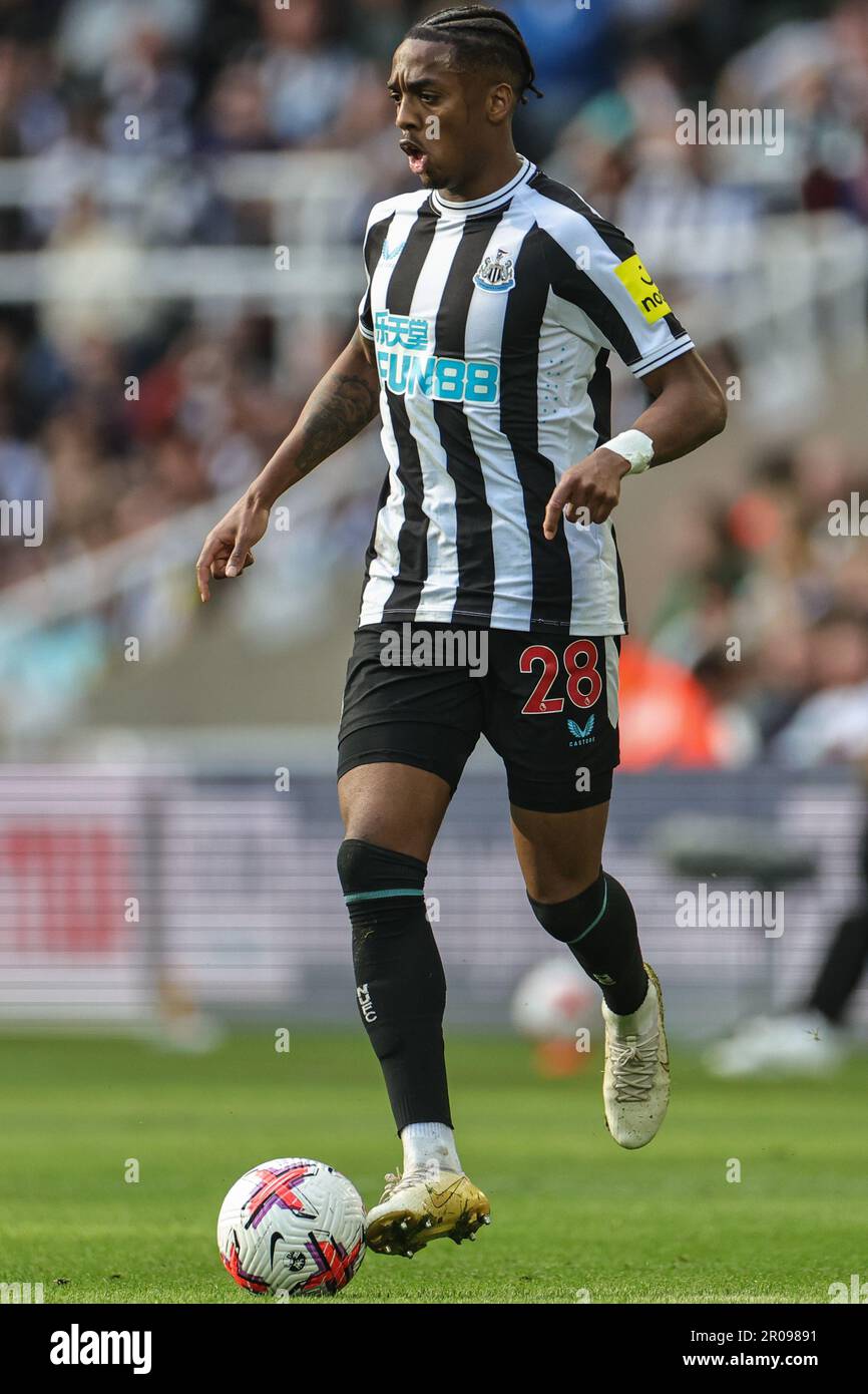 Joe Willock #28 of Newcastle United during the Premier League match ...