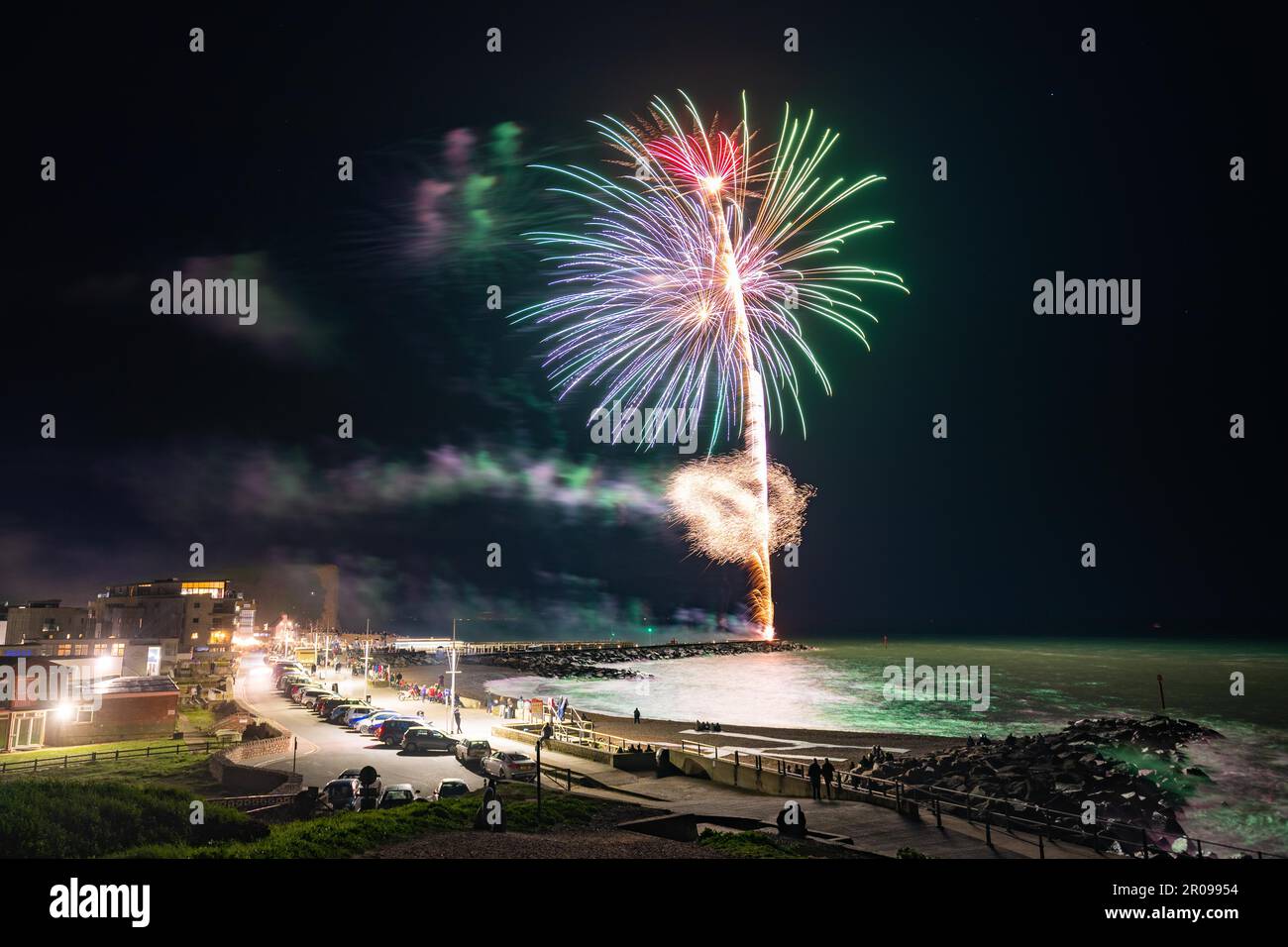 West Bay, Dorset, UK. 7th May 2023. A spectacular fireworks display at West Bay in Dorset during ...