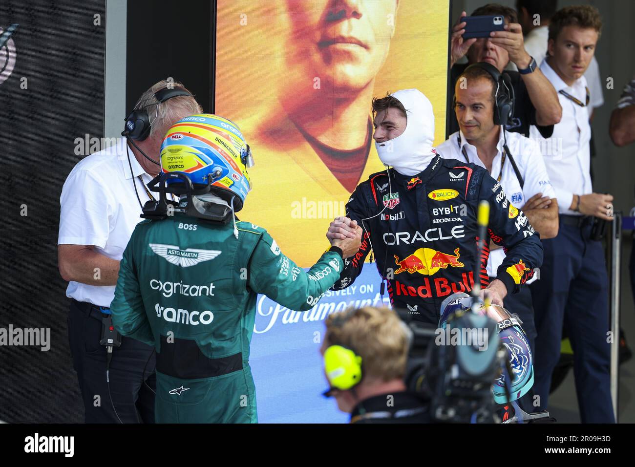VERSTAPPEN Max (ned), Red Bull Racing RB19 being congratulated by ALONSO Fernando (spa), Aston ...