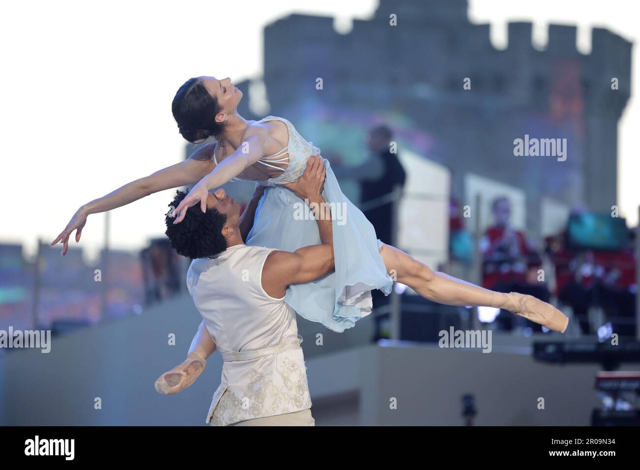 Marcelino Sambe and Francesca Hayward performing at the Coronation ...