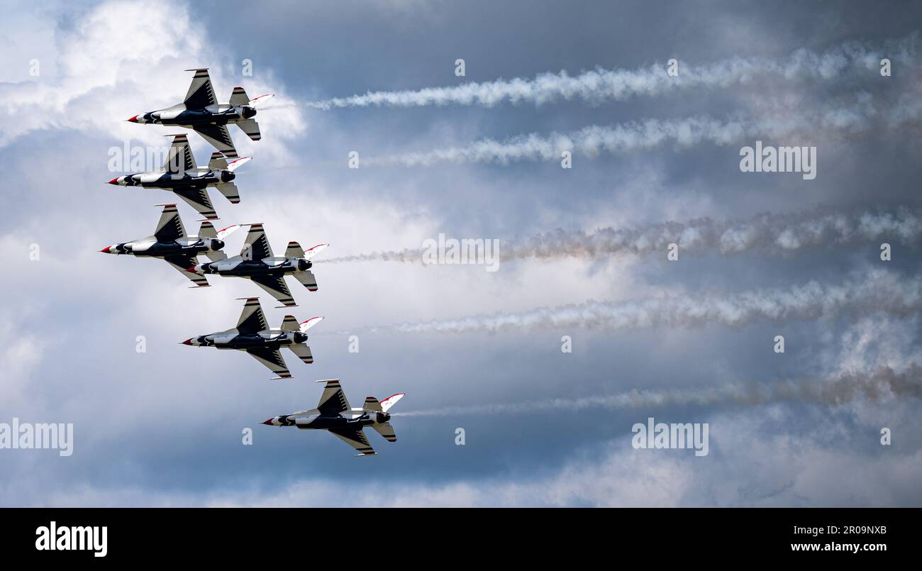 The United States Air Force Thunderbirds practice precision flying ...