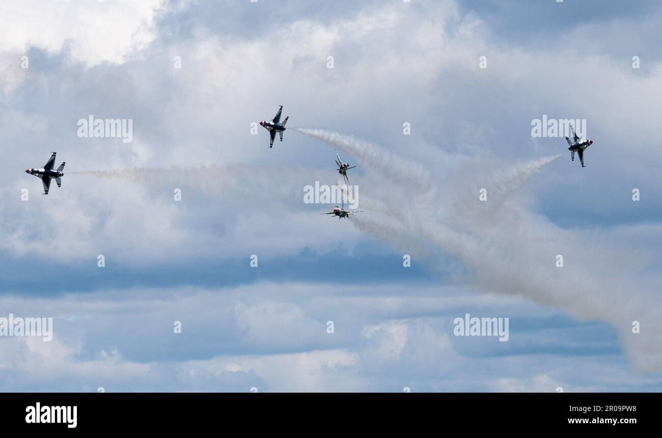 The United States Air Force Thunderbirds perform the bomb-burst ...