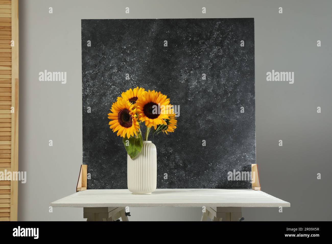 Flowers decorative backdrop table hi-res stock photography and images ...