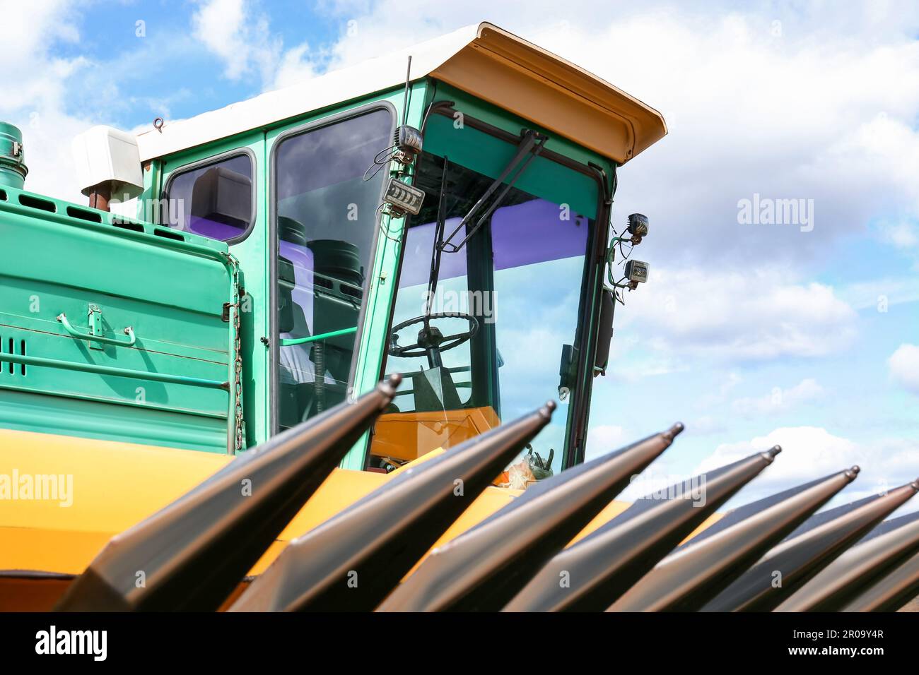 Modern blue combine harvester hi-res stock photography and images - Alamy