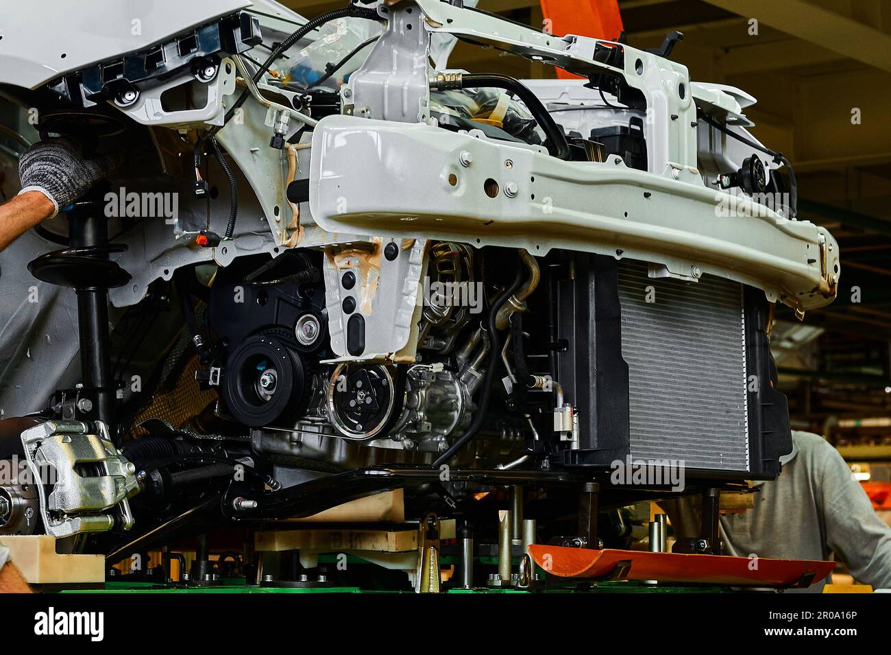 Installing of motor into automobile room in workshop Stock Photo - Alamy