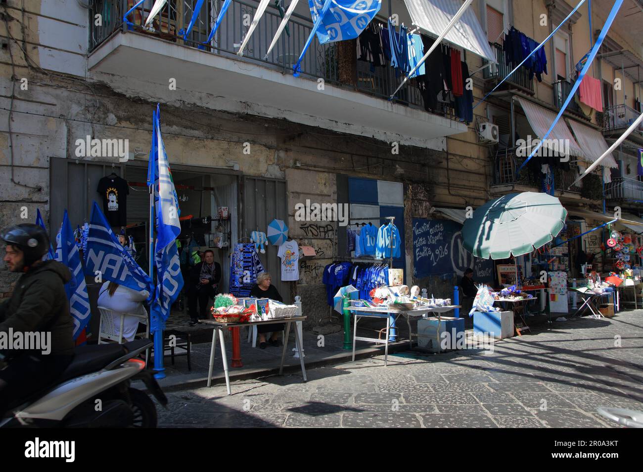 A tour in the historic center of Naples in the neighborhoods of ...