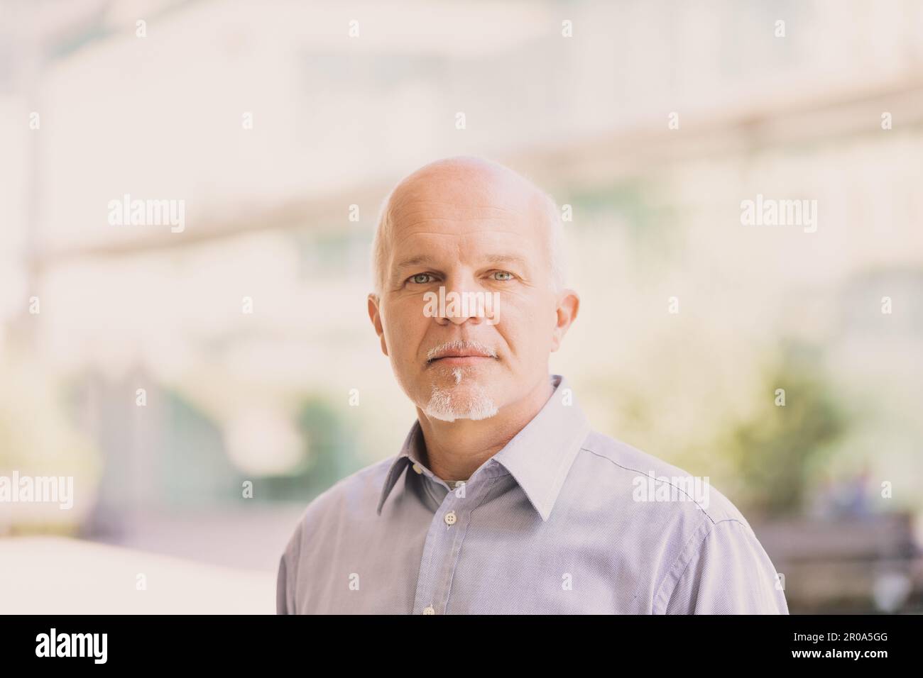 Average man standing hi-res stock photography and images - Alamy