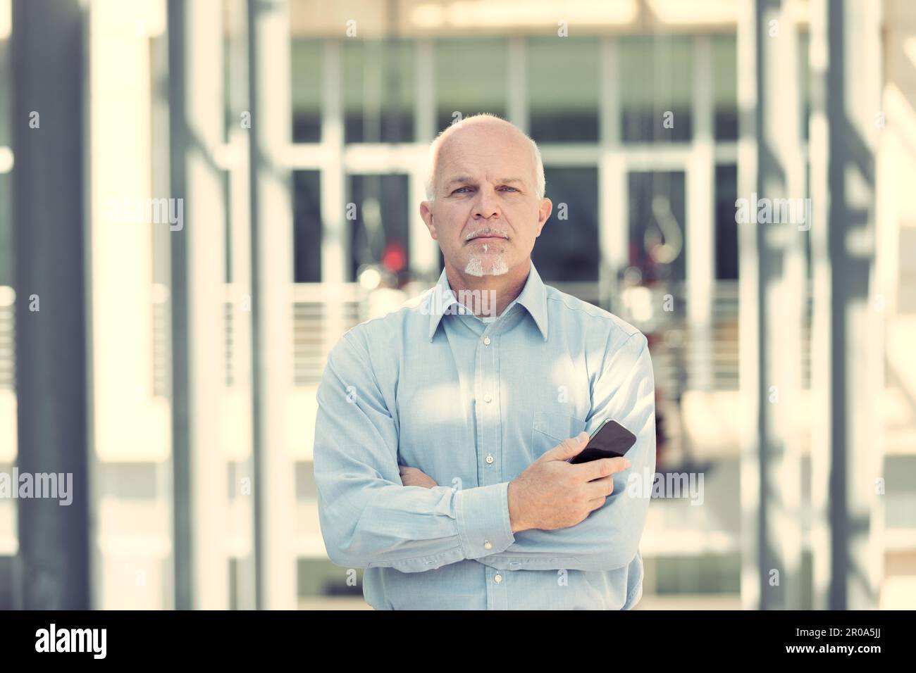 mature man takes advantage of the Internet and information technology ...