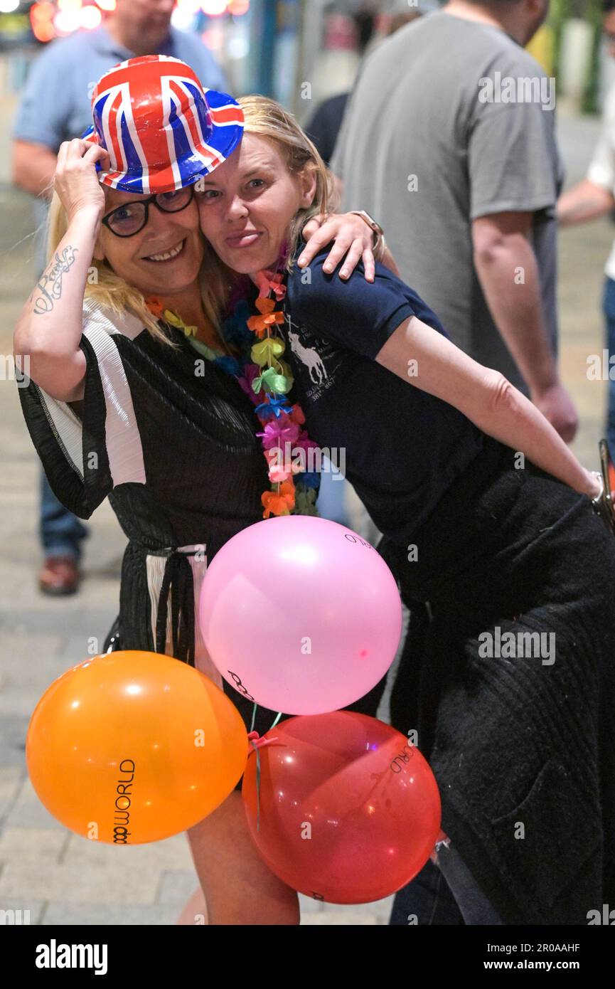 Kings coronation revellers hi-res stock photography and images - Alamy