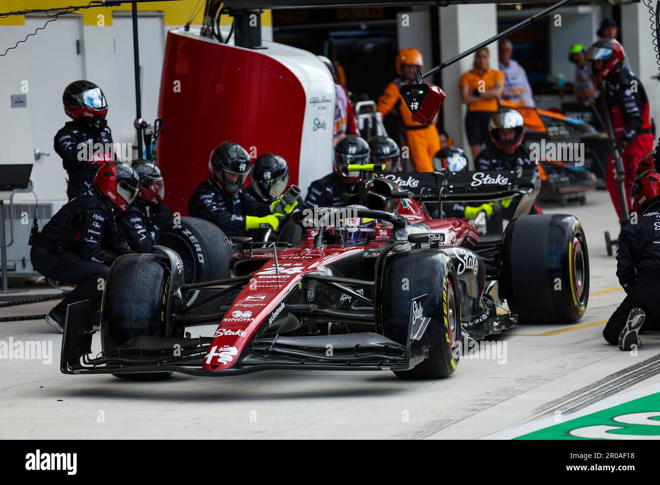 24 ZHOU Guanyu (chi), Alfa Romeo F1 Team Stake C43, action pitstop ...