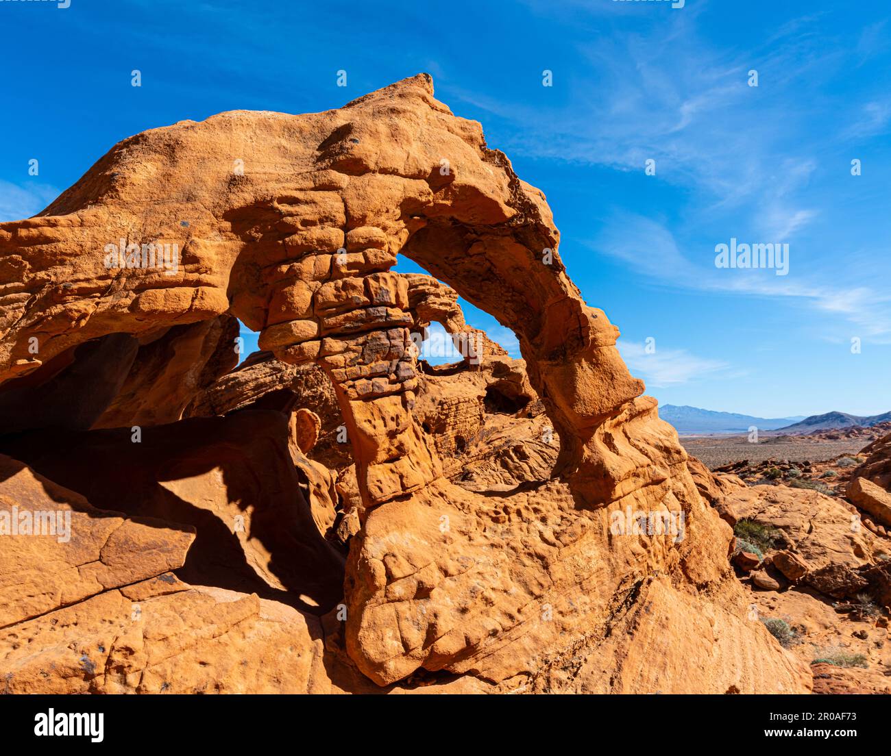 Triple Arch Overlookkng The Mojave Desert, Valley of Fire State Park ...
