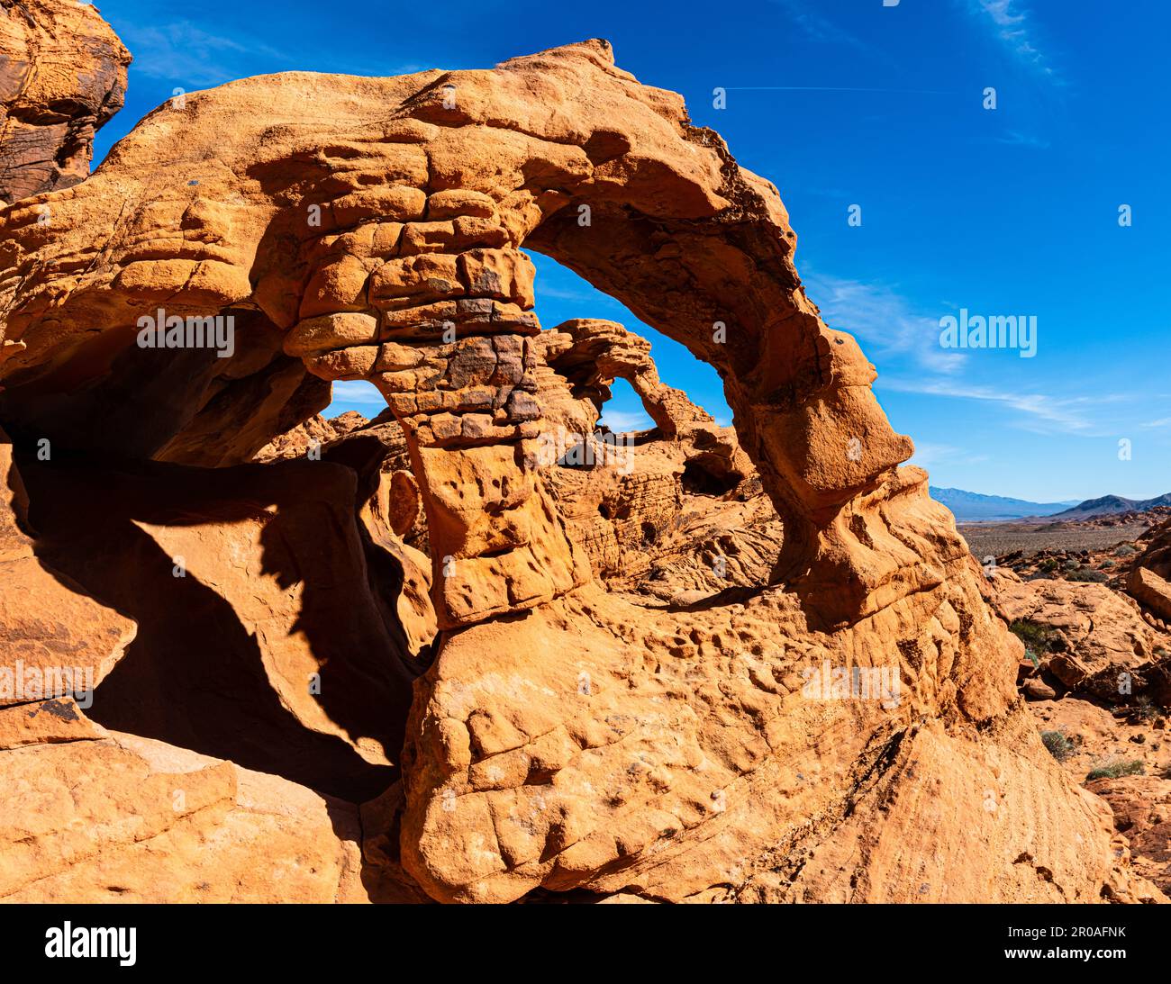 Triple Arch Overlookkng The Mojave Desert, Valley of Fire State Park ...