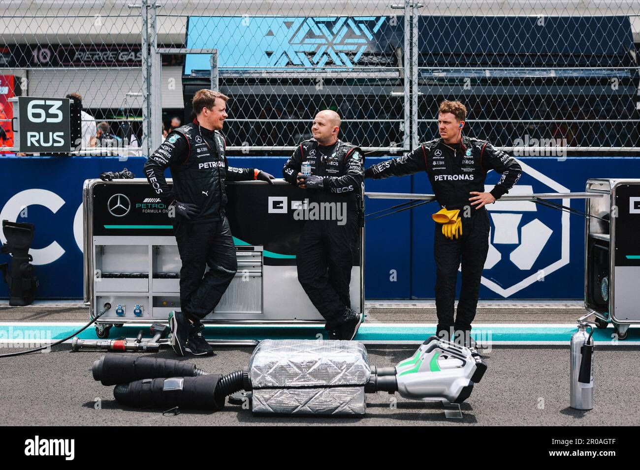 Mercedes AMG F1 Team mechanic, mecanicien, on the starting grid, grille ...