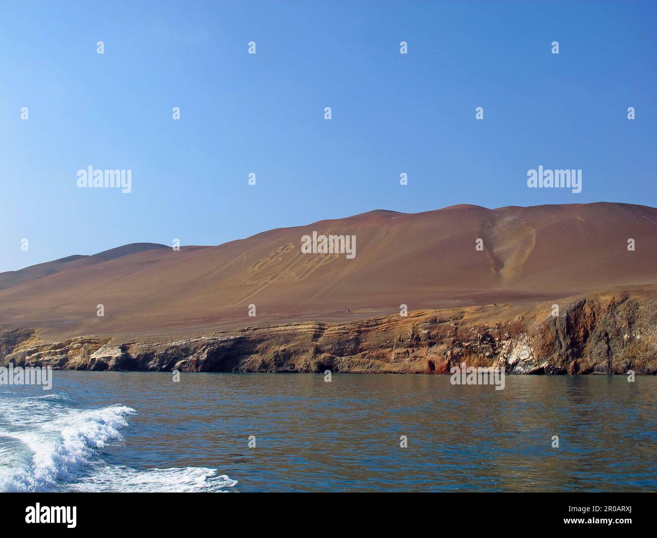 The coastline of Pacific ocean close Paracas, Peru Stock Photo - Alamy