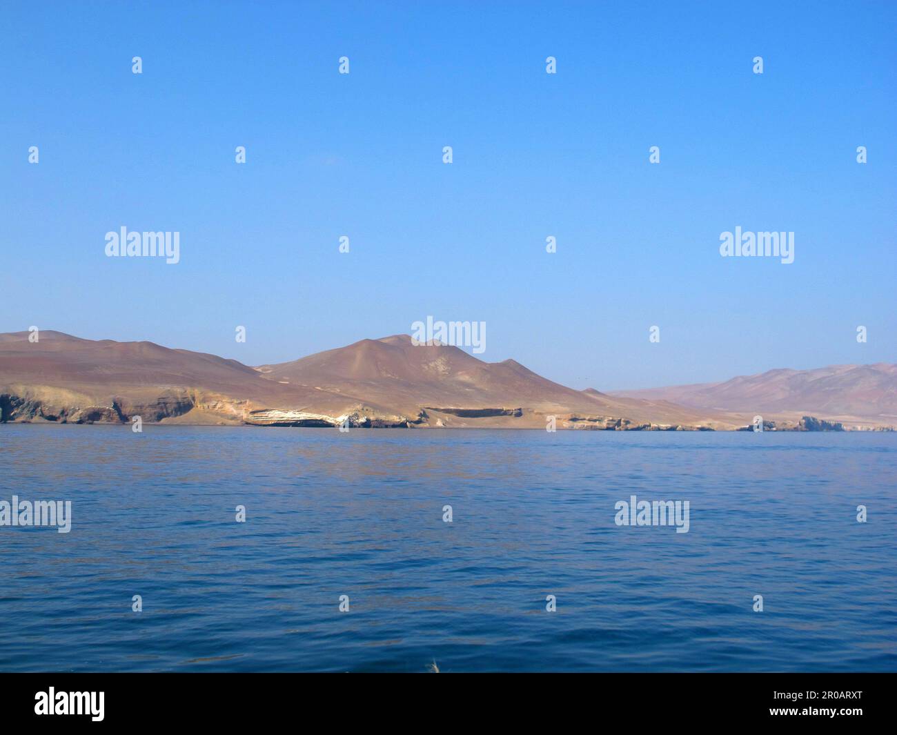 The coastline of Pacific ocean close Paracas, Peru Stock Photo - Alamy