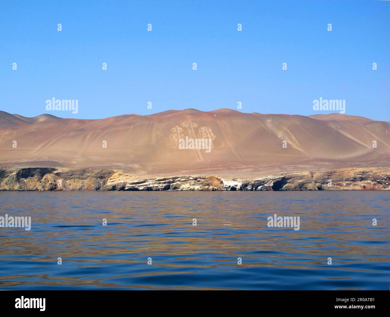 The coastline of Pacific ocean close Paracas, Peru Stock Photo - Alamy