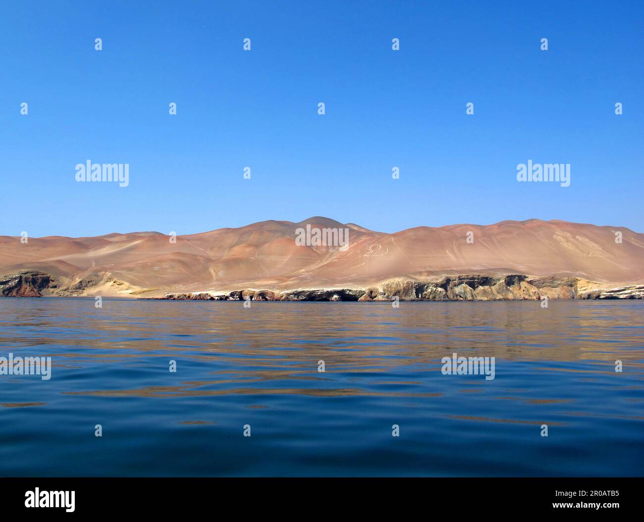 The coastline of Pacific ocean close Paracas, Peru Stock Photo - Alamy