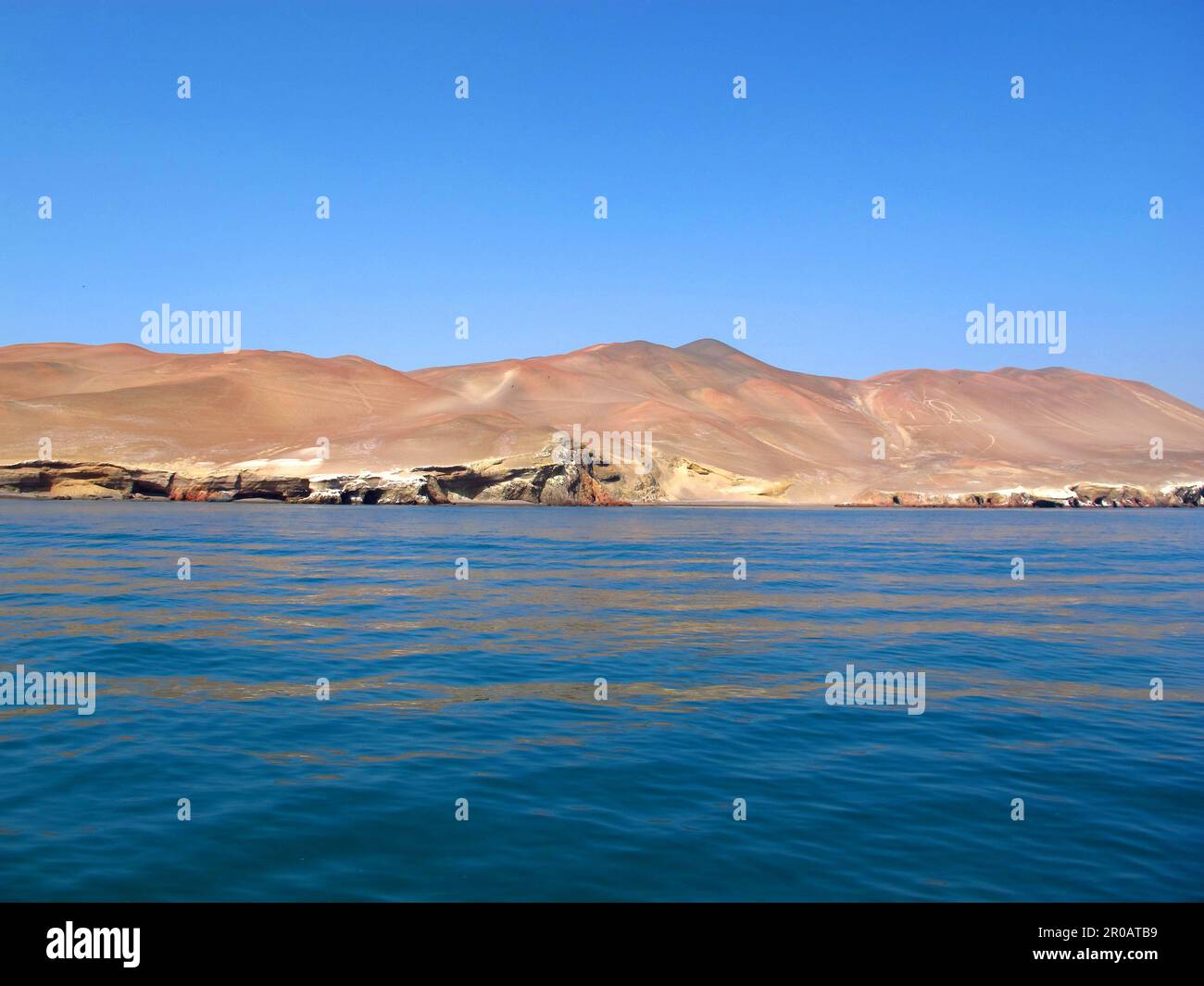The coastline of Pacific ocean close Paracas, Peru Stock Photo - Alamy