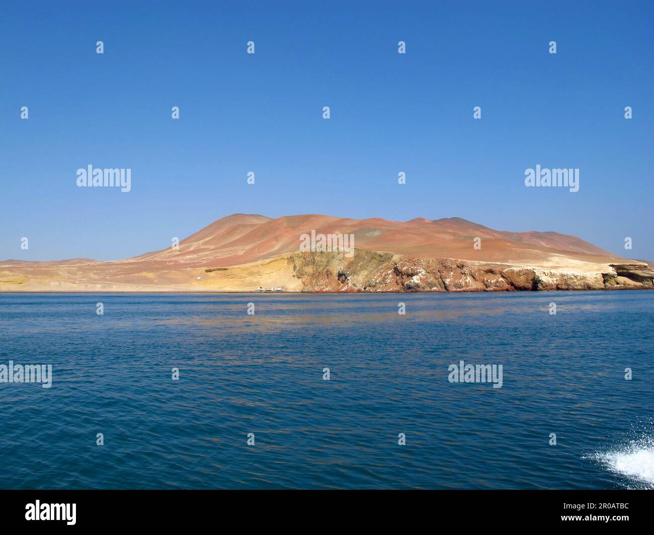The coastline of Pacific ocean close Paracas, Peru Stock Photo - Alamy
