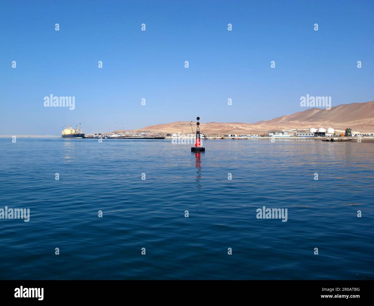 The coastline of Pacific ocean close Paracas, Peru Stock Photo - Alamy