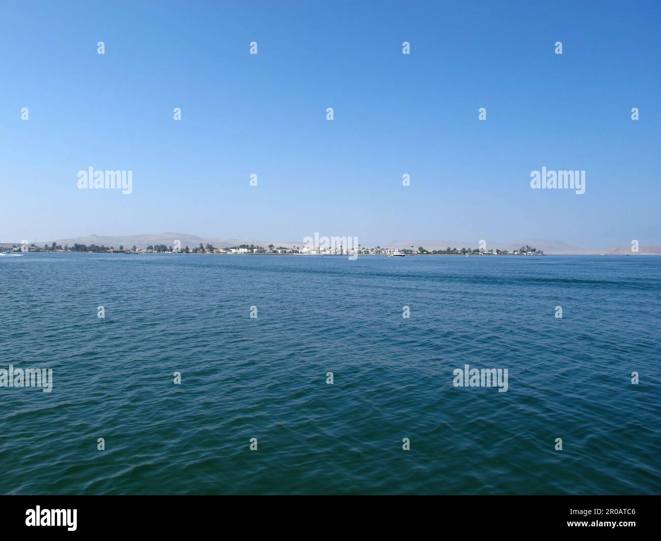 The coastline of Pacific ocean close Paracas, Peru Stock Photo - Alamy