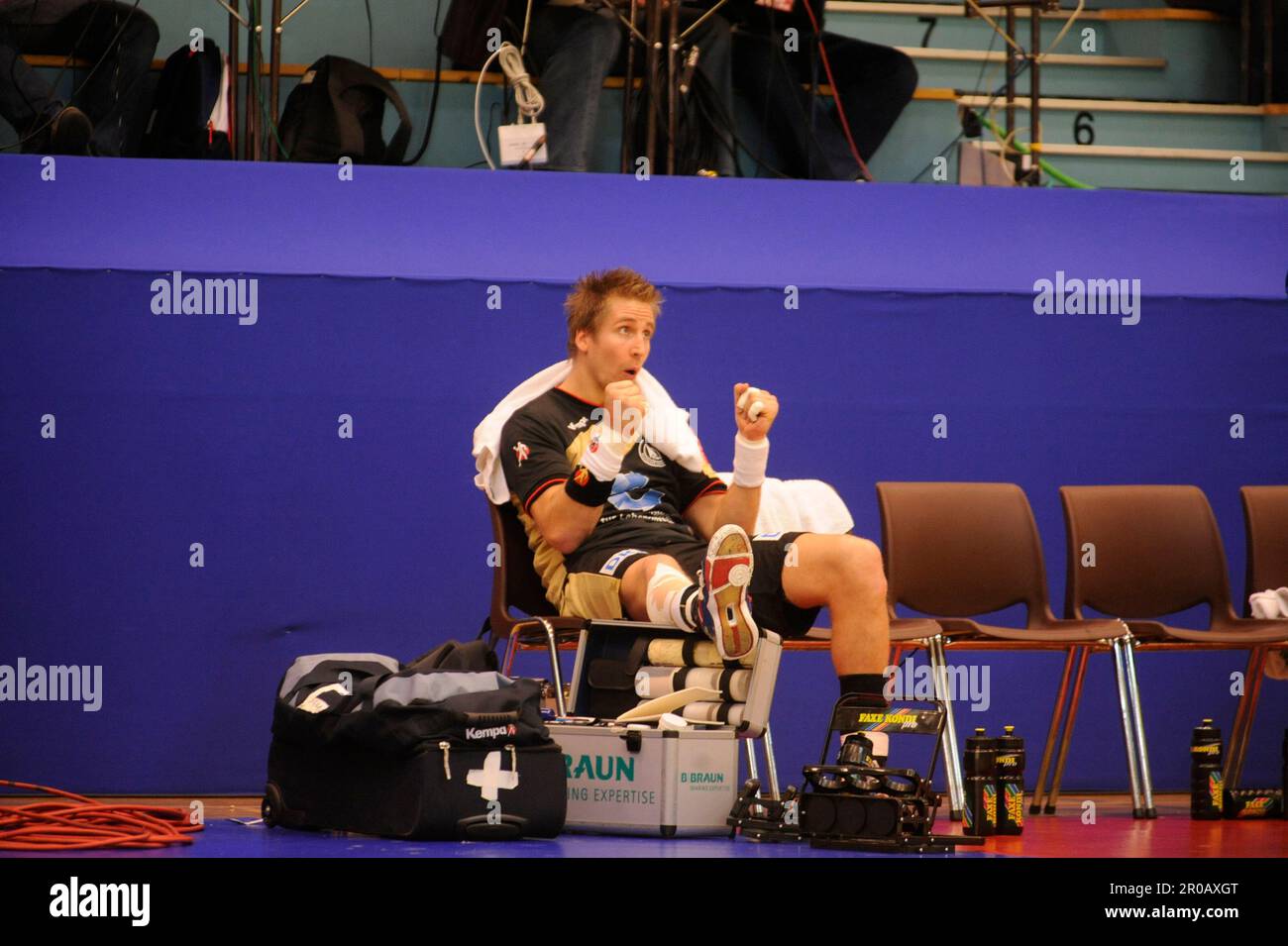 ROGGISCH Oliver verletzt am Spielfeldrand jubelt beim Sieg gegen ...