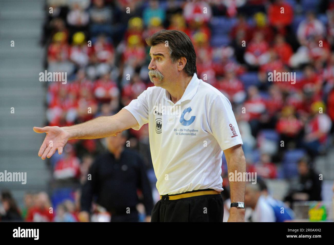 Bundestrainer Heiner Brand steht mit " leeren " Händen am Spielfeldrand ...