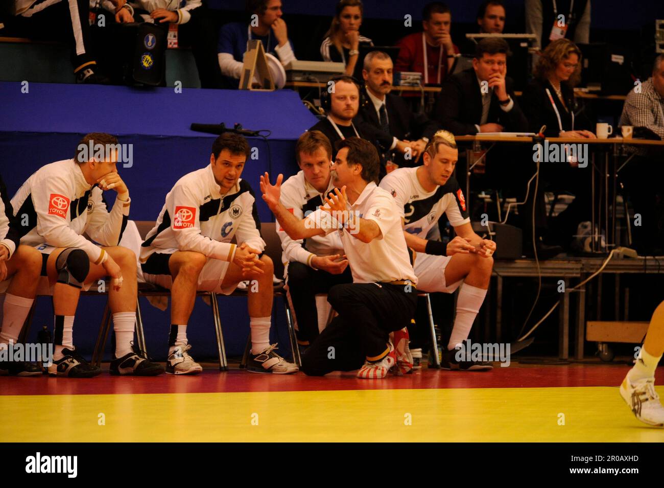 Bundestrainer Heiner Brand fragend an der Seitenlinie.Deutschland ...