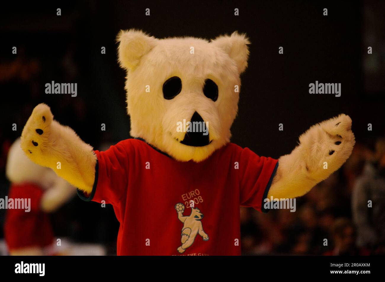 Eisbären Maskottchen bei der Handball Europameisterschaft in Norwegen ...
