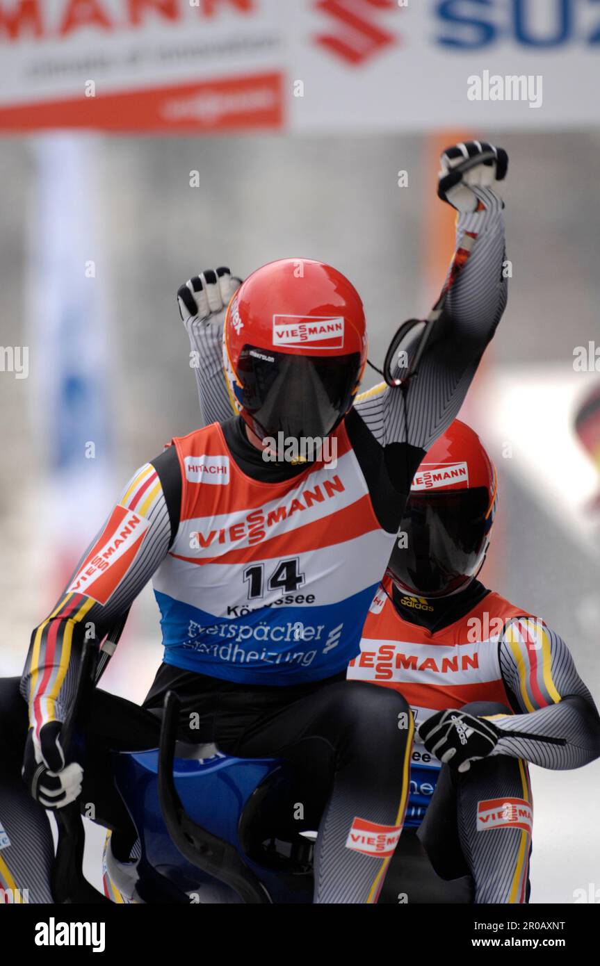 Tobias Wendl und Tobias Arlt Jubel Freude im Ziel bei Ihrem 2. Platz im Doppelsitzer beim Rodel ...