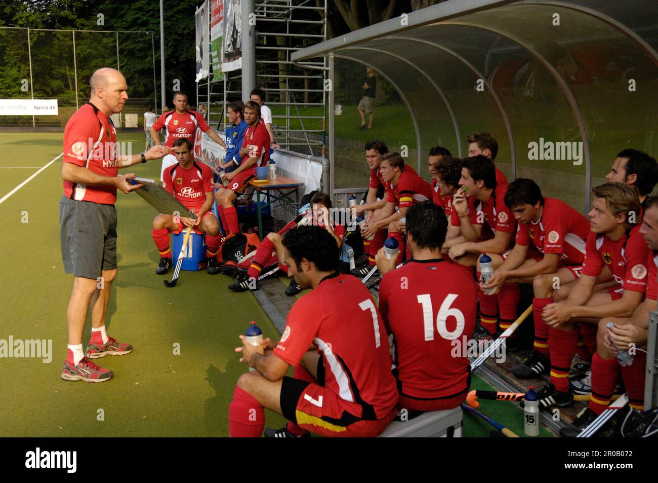 Bundestrainer Markus Weise gibt seinen Spielern in der Halbzeitpause ...
