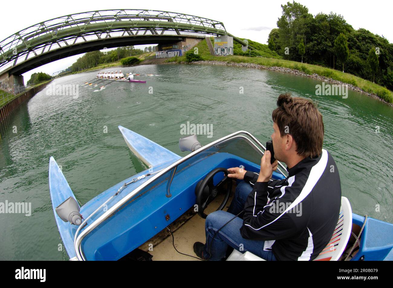 Der neuen Trainer des Achters Christian Viedt beobachtet vom Boot den ...