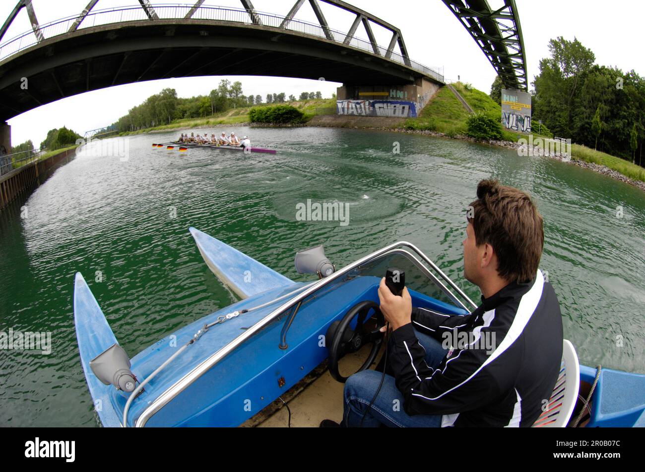 Der neuen Trainer des Achters Christian Viedt beobachtet vom Boot den ...
