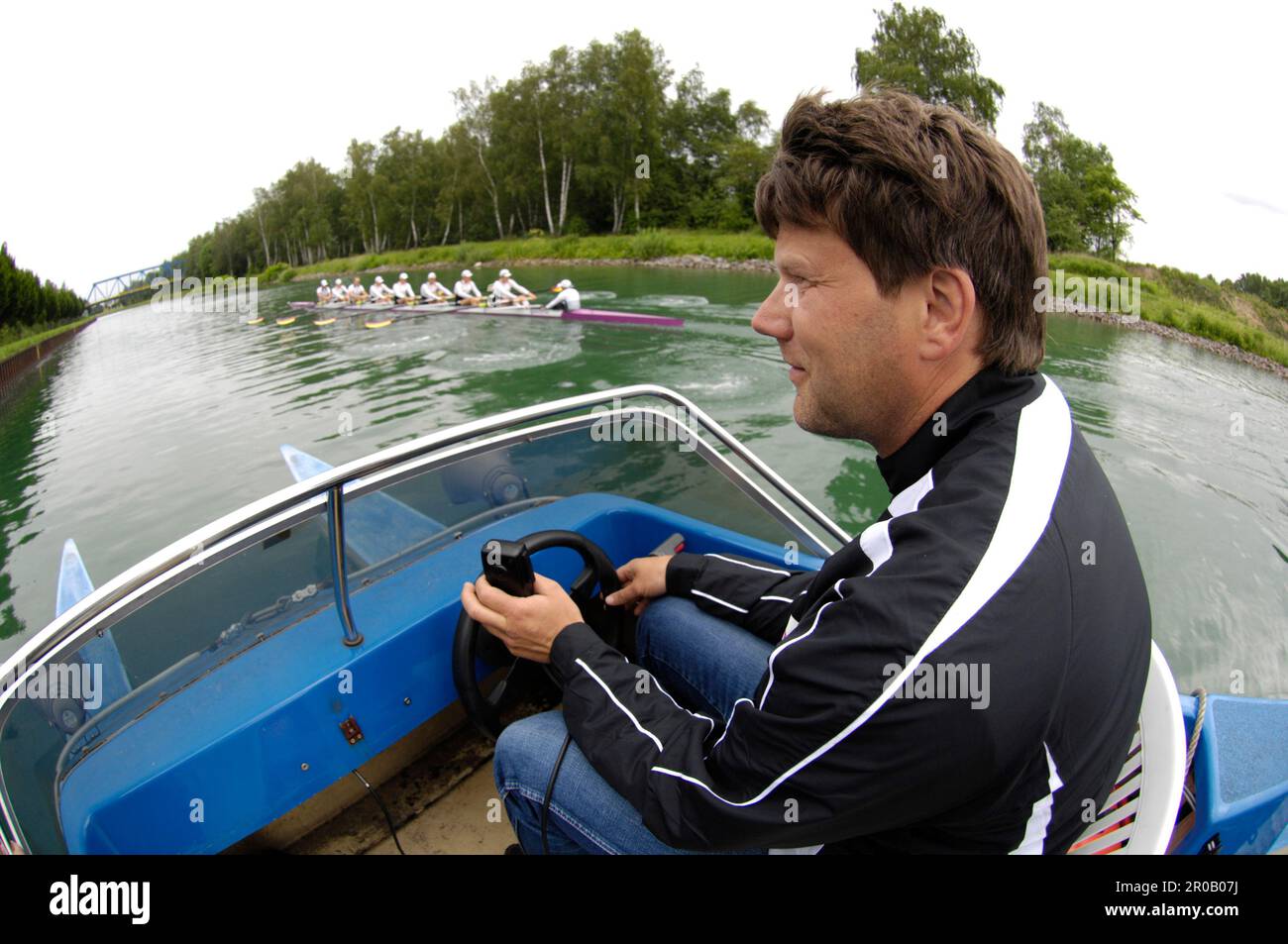 Der neuen Trainer des Achters Christian Viedt beobachtet vom Boot den ...