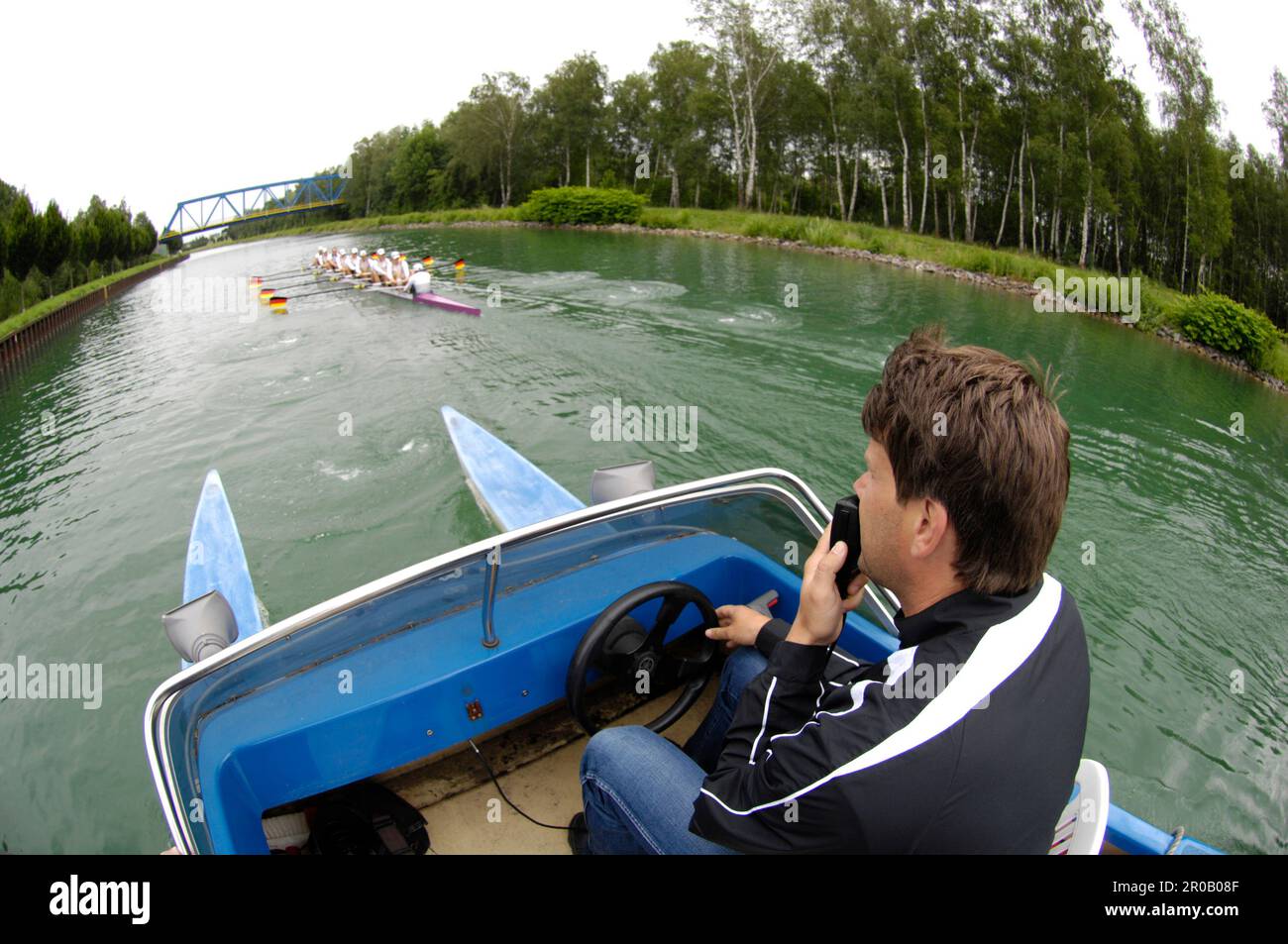 Der neuen Trainer des Achters Christian Viedt beobachtet vom Boot den ...